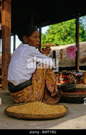 cigar smoking women Bagan/Myanmar Stock Photo - Alamy