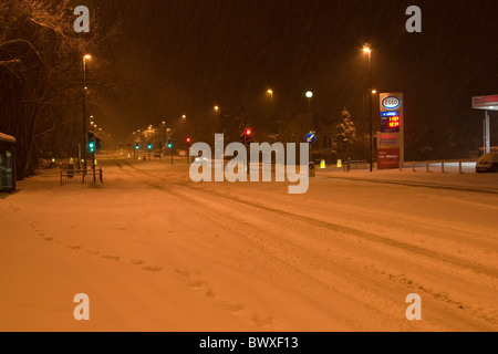 night snowing snow scene street lighting amber Stock Photo - Alamy