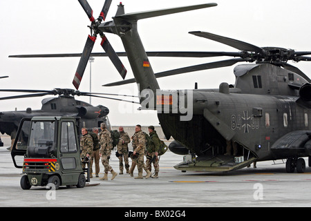 International Security Assistance Force (ISAF) Commander and Marine ...