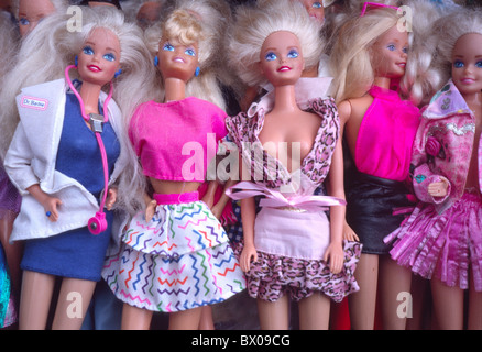 Gallery art skill Barbie Barbies mass amount crowd doll play game toys ...