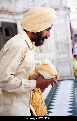 a Sikh looking down thinking, Golden Temple, Amritsar, Punjab, India ...