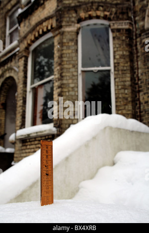 Measuring the snow depth with ruler in the Harz Stock Photo - Alamy