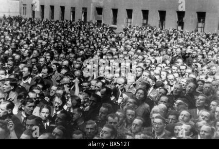 Prague 5000 strong crowd of Czechs view the public execution of Karl ...