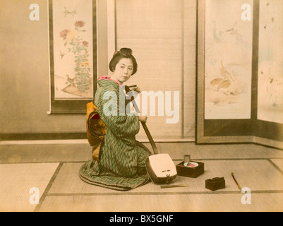Geisha playing musical instrument Stock Photo: 65833826 - Alamy