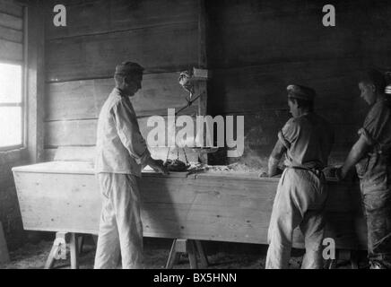 World War 1. German field bakery with soldiers cooking bread in Stock ...