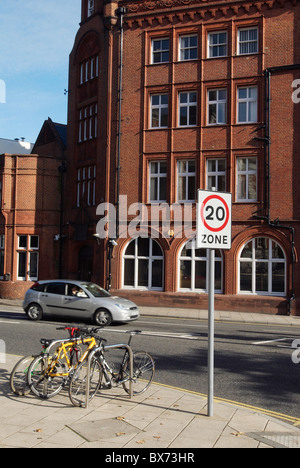 Bicycle sign in a city Stock Photo - Alamy