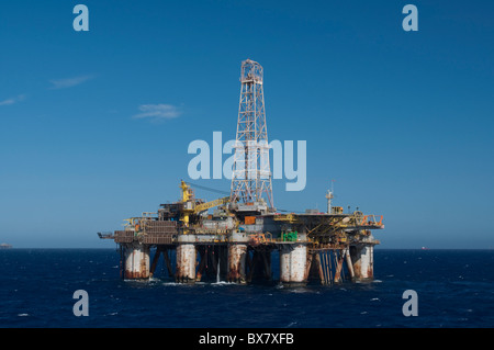 An oil company rig drilling for oil, Sahara desert Stock Photo - Alamy