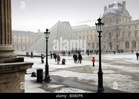 Louvre museum and Pyramid in snow Paris Stock Photo - Alamy