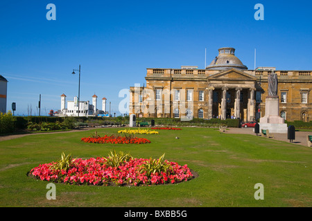 Wellington Square, Ayr, Ayrshire, Scotland , UK. People enjoying the ...