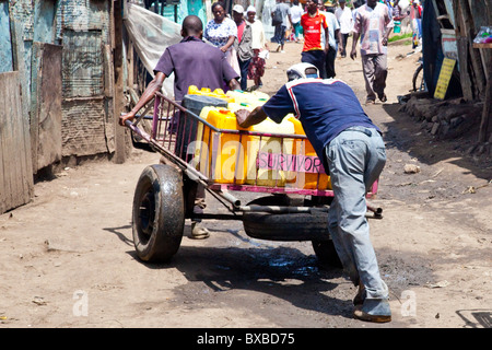 KENYA, Nairobi, Mathare Slum, water kiosk / KENIA, Nairobi, Stadtteil ...