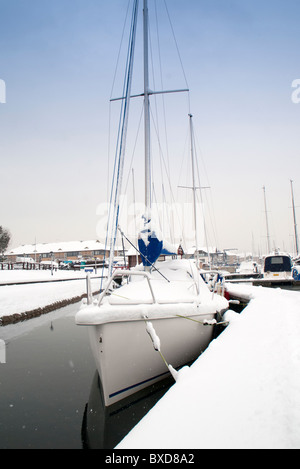 sailing yacht in a marina covered in snow Stock Photo - Alamy