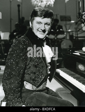LIBERACE (1919-1987) US pianist entertainer about 1968 Stock Photo - Alamy