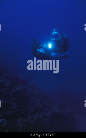 Deep Worker Submersible diving on a deep reef Stock Photo - Alamy