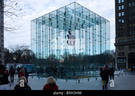 The glass cube Apple Retail store, Fifth Avenue, Manhattan, New York ...