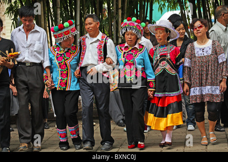 Locals wearing Yi ethnic minority national dress perform in park ...