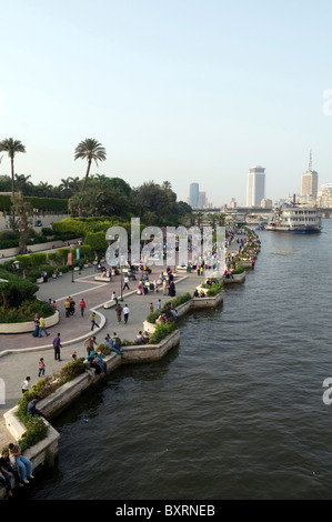EGYPT, CAIRO, NILE RIVER, PROMENADE, COUPLE SITTING ON BENCH Stock ...