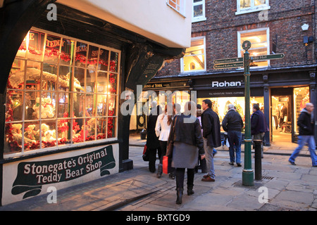 York, Little Stonegate/Stonegate, Christmas Stock Photo - Alamy