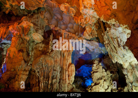 Hang Thien Cung or the Celestial Palace Grotto, Dau Go Island, Halong ...