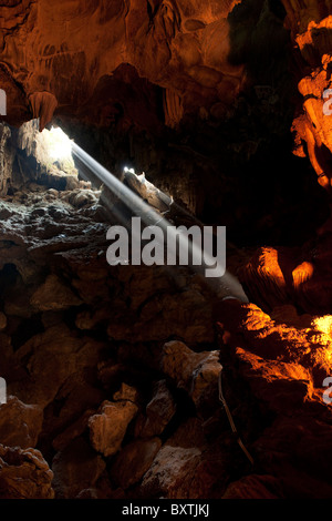 Hang Thien Cung or the Celestial Palace Grotto, Dau Go Island, Halong ...