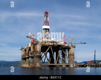 The Ocean Guardian Semi Submersible Oil Drilling Rig, and the Cruise ...