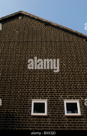 Side of brick house Stock Photo - Alamy