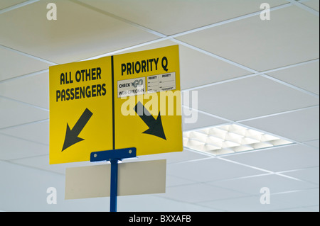 Airport PRIORITY BOARDING sign Stock Photo - Alamy