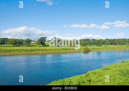 Scottish river, riverbank, Floors Castle on the River Tweed, Kelso ...