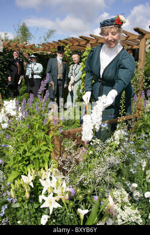 Costume Society members dressed in traditional mourning attire at ...
