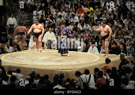 Sumo wrestler throwing salt in the ring, Grand Sumo Tournament May ...