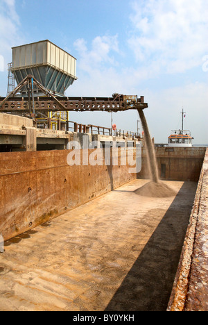 Barge loading feeder conveyor for aggregates export Kent UK Stock Photo ...