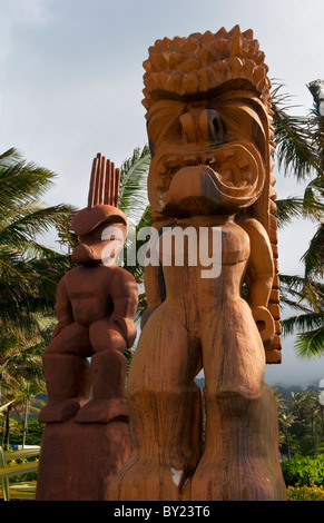 Wooden statues Polynesian artwork from the entrance to Polynesian ...