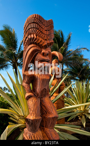 Wooden statues Polynesian artwork from the entrance to Polynesian ...