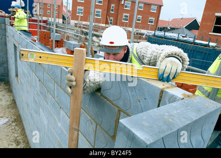 Bricklayer using a bubble level Stock Photo - Alamy