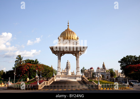 Statue of Maharaja Krishnaraja Wodeyar at Krishnaraja Circle in Mysore ...