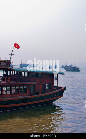 Old Boats and junkets Halong Bay Ha Long at ragged peaks and fishing ...