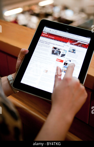 woman using apple ipad at her desk in office Stock Photo - Alamy
