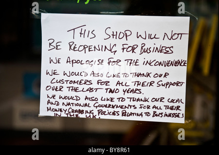 Hand written shop closed notice taped to door Stock Photo - Alamy