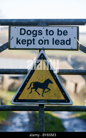 Dogs must be kept on lead sign Stock Photo - Alamy