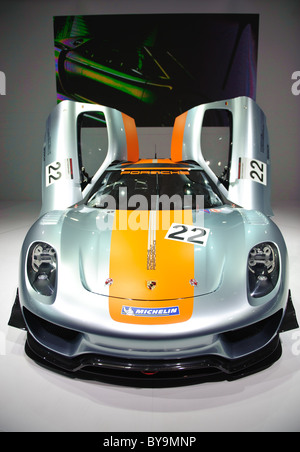 The 918 RSR Porsche hybrid racing car on show at the Qatar Motorshow ...