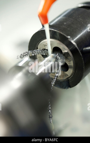 Cutting a screw thread on a lathe Stock Photo - Alamy