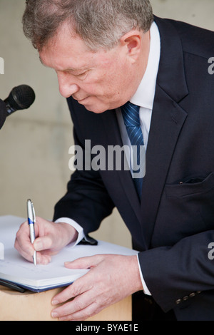 Under Secretary General Robert Serry signing the guest book at Yad ...