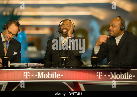 Kenny Smith, Charles Barkley, Ernie Johnson and Shaquille O'Neal walk off the court with Kevin ...