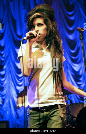 Amy Winehouse performing in concert Stock Photo: 28993444 - Alamy