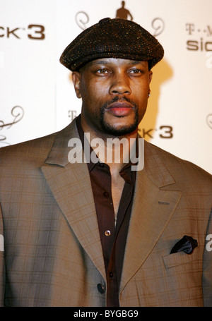 Dwayne Adway T-Mobile Debuts the Newest Limited Edition Sidekick 3 'D ...