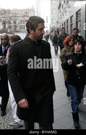 Gerard Butler walking to his hotel Berlin, Germany - 14.02.07 Stock ...