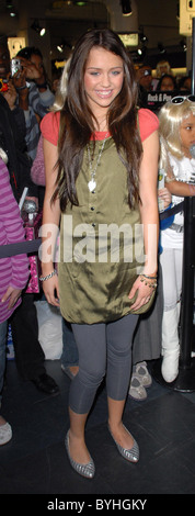 Disney Channel's HANNAH MONTANA, Miley Cyrus, Launches New Fashion Line ...