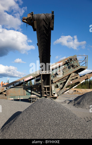 Powerscreen Turbo Chieftain 1400 mobile inclined screen at Roan Edge ...