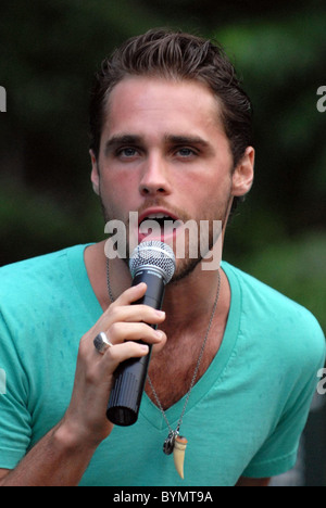 Josh Strickland of the musical 'Tarzan' 'Walk on the Wild Side 7' to ...