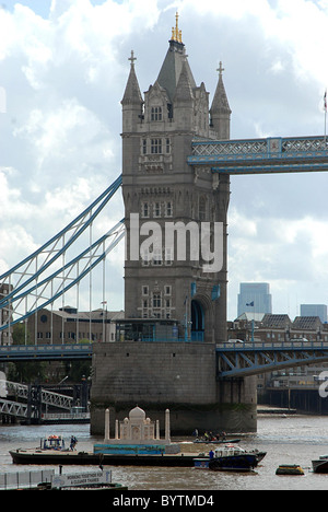 A floating replica of the Taj Mahal sailing down the Thames to launch a ...