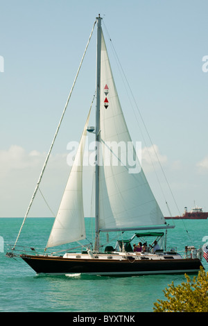 Sloop underway in tropical water Stock Photo - Alamy